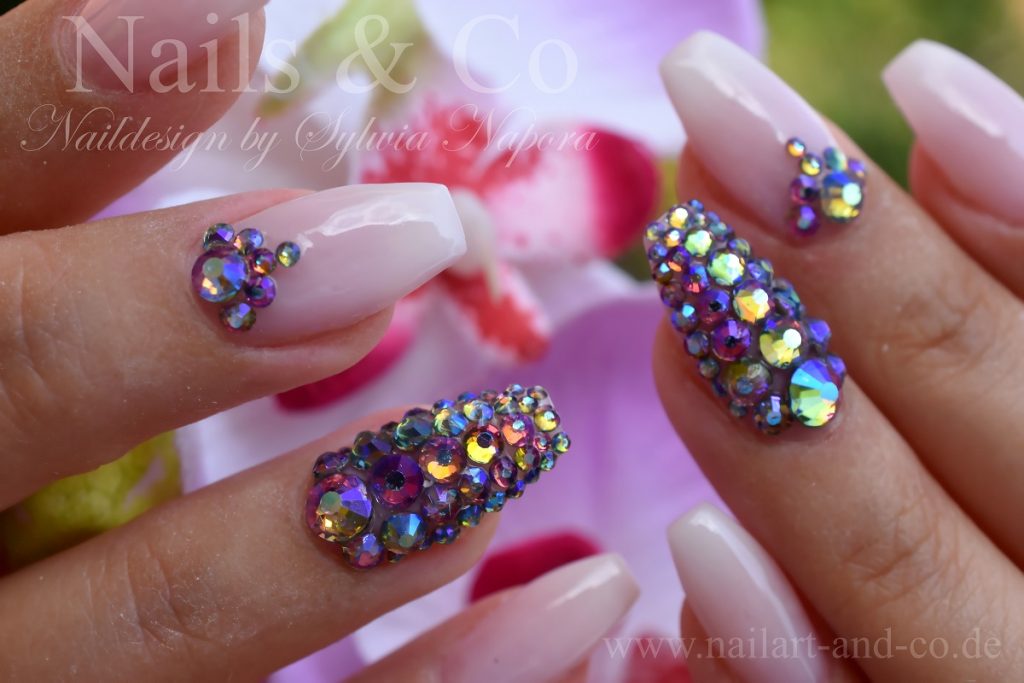 Mehr ist mehr - schöne Nägel mit Strass & Kristallen - Nails & Co